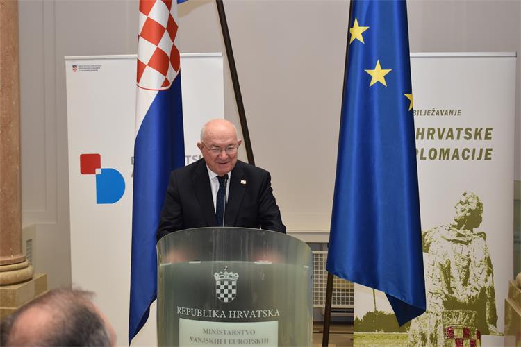 Ministarstvo vanjskih i europskih poslova RH - Uručene diplome ...