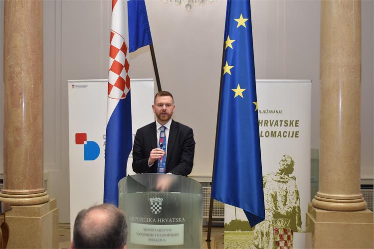 Ministarstvo vanjskih i europskih poslova RH - Uručene diplome ...