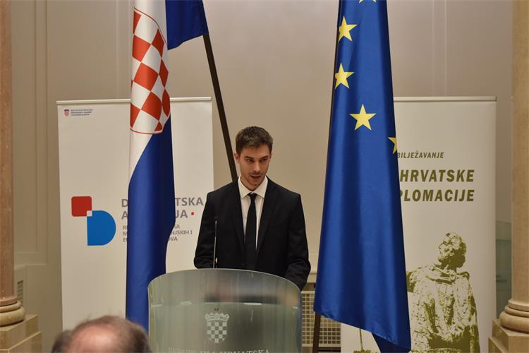 Ministarstvo vanjskih i europskih poslova RH - Uručene diplome ...