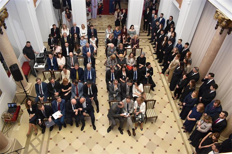 Ministarstvo vanjskih i europskih poslova RH - Uručene diplome ...